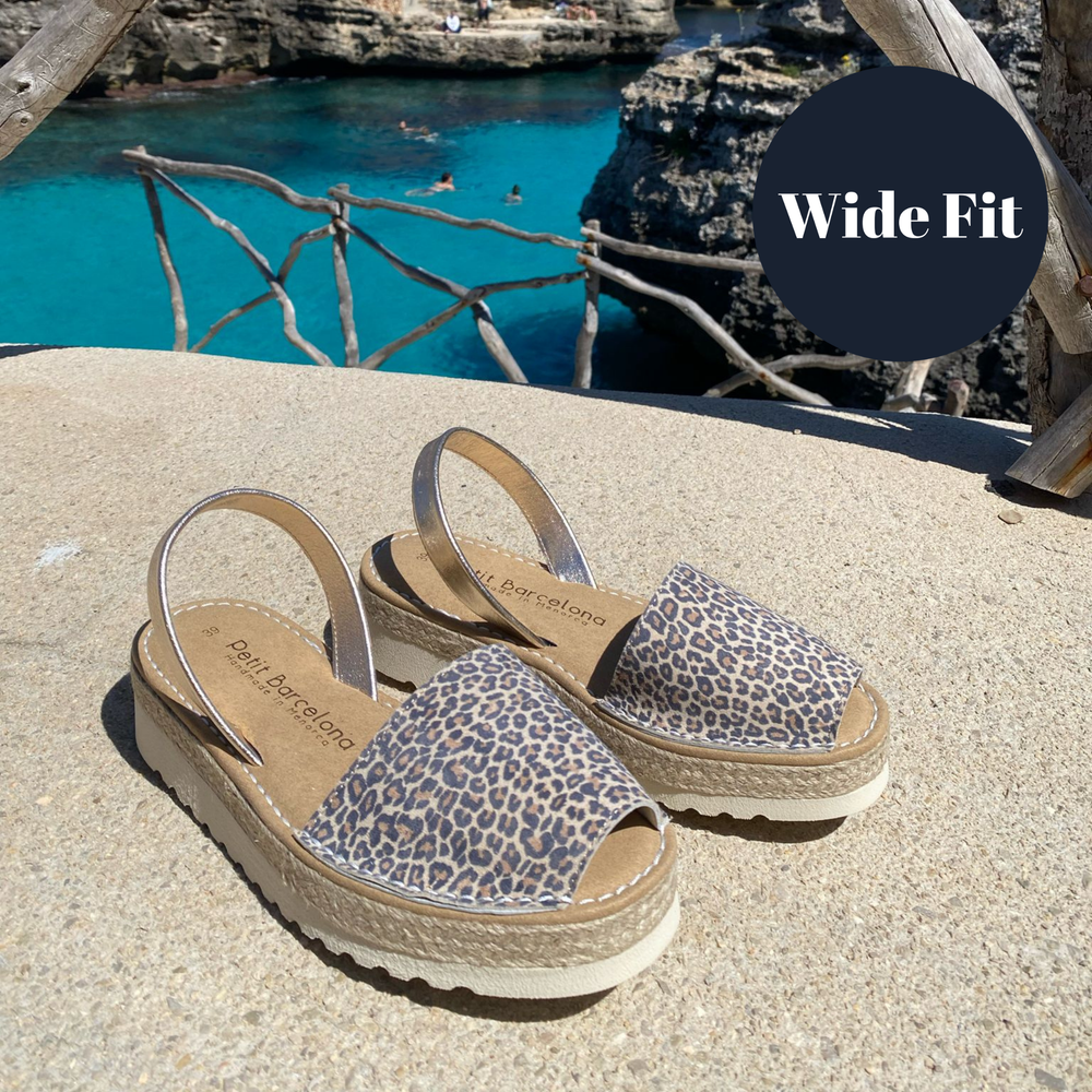 SHOP WIDE FIT Platform Avarcas in Panther